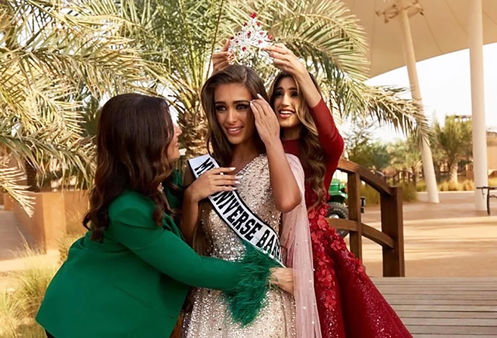 جريدة البلاد | إيفلين عبد الله تتوج بجائزة ملكة جمال الكون البحرين