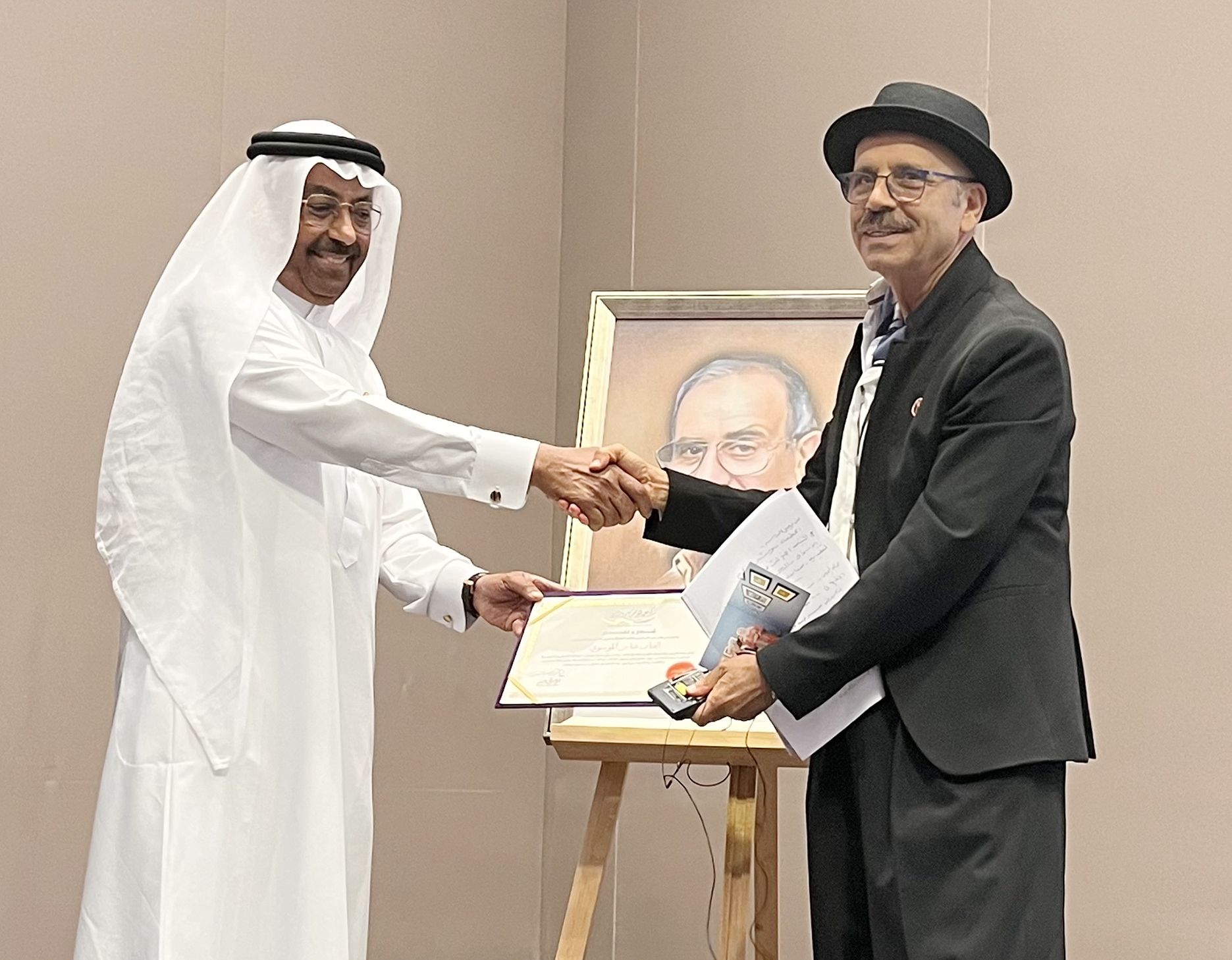 جريدة البلاد | فنان الشعب “عبدالله المحرقي” في ضيافة مركز كانو الثقافي