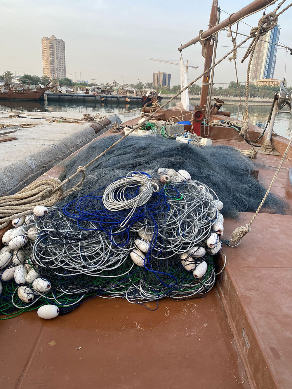 جريدة البلاد | خفر السواحل تضبط 3 قوارب صيد تستخدم شباك الجرف العائمة ...