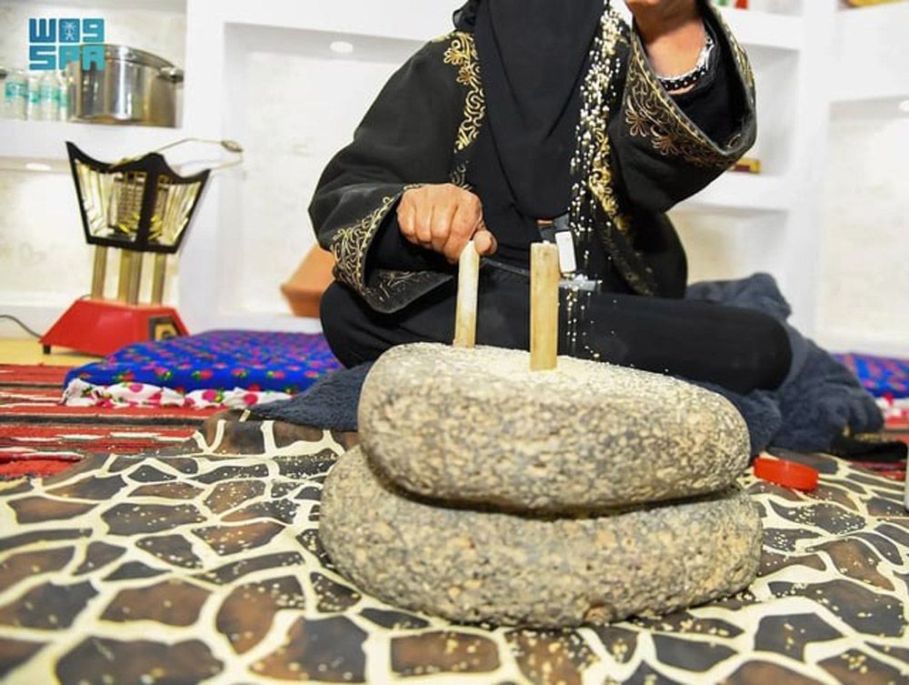 جريدة البلاد | "الرحى".. تعرّف على أقدم آلة طحن وموروث شعبي للنساء