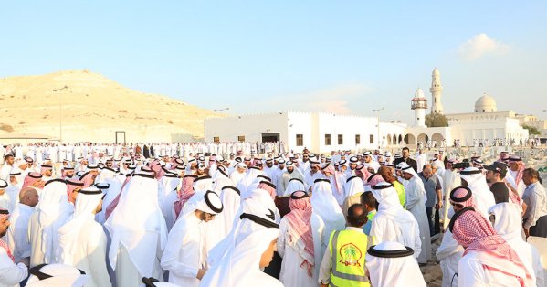 جريدة البلاد | تشييع الشيخ حمود بن عبدالله في مقبرة الحنينية
